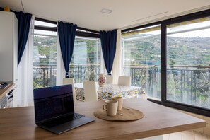 Villa Panorâmica | Sala de estar | Televisor de ecrã plano de 50 polegadas com canais digitais 