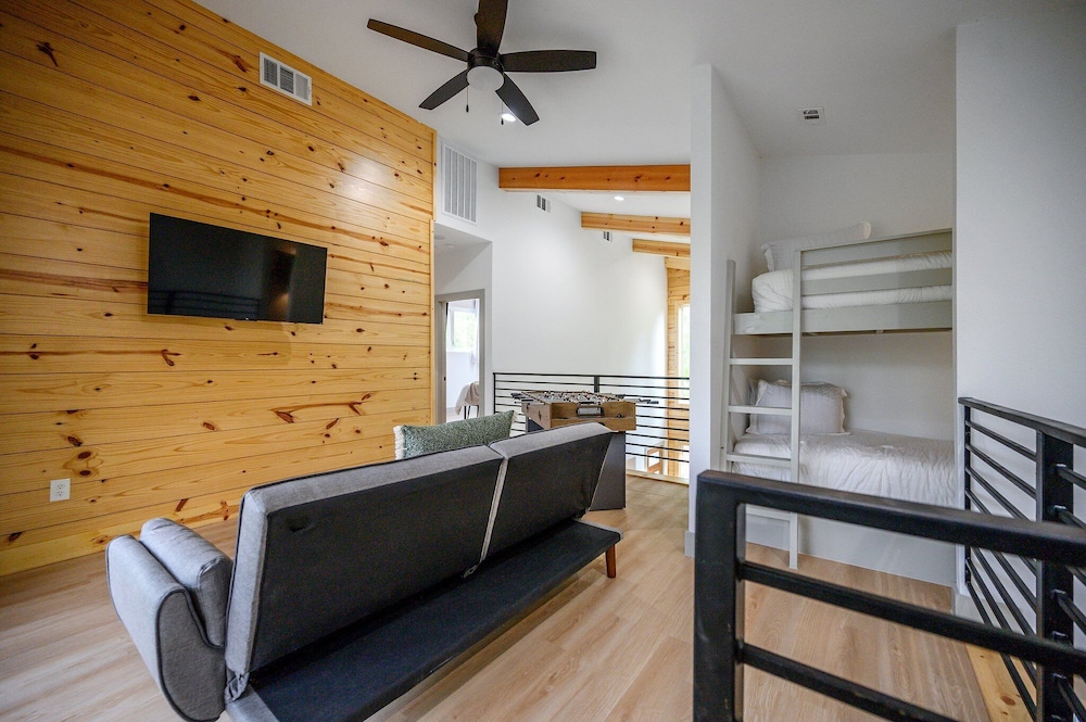 New Waterfront Cabin/Hot Tub/Fire Pit/Fully Stocked Pond/Water Views ...