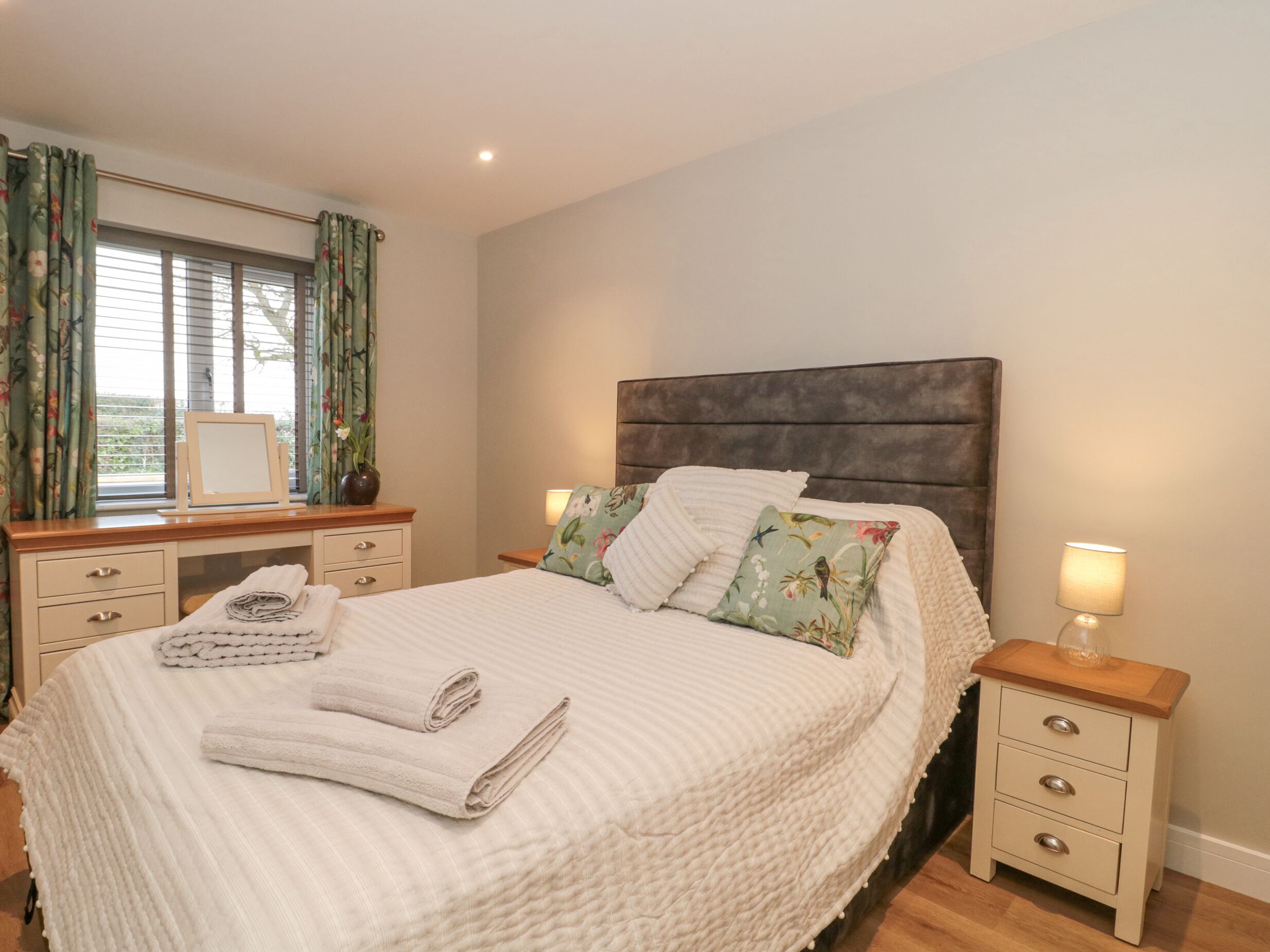 1 quarto, com decoração personalizada, com mobília individualizada 