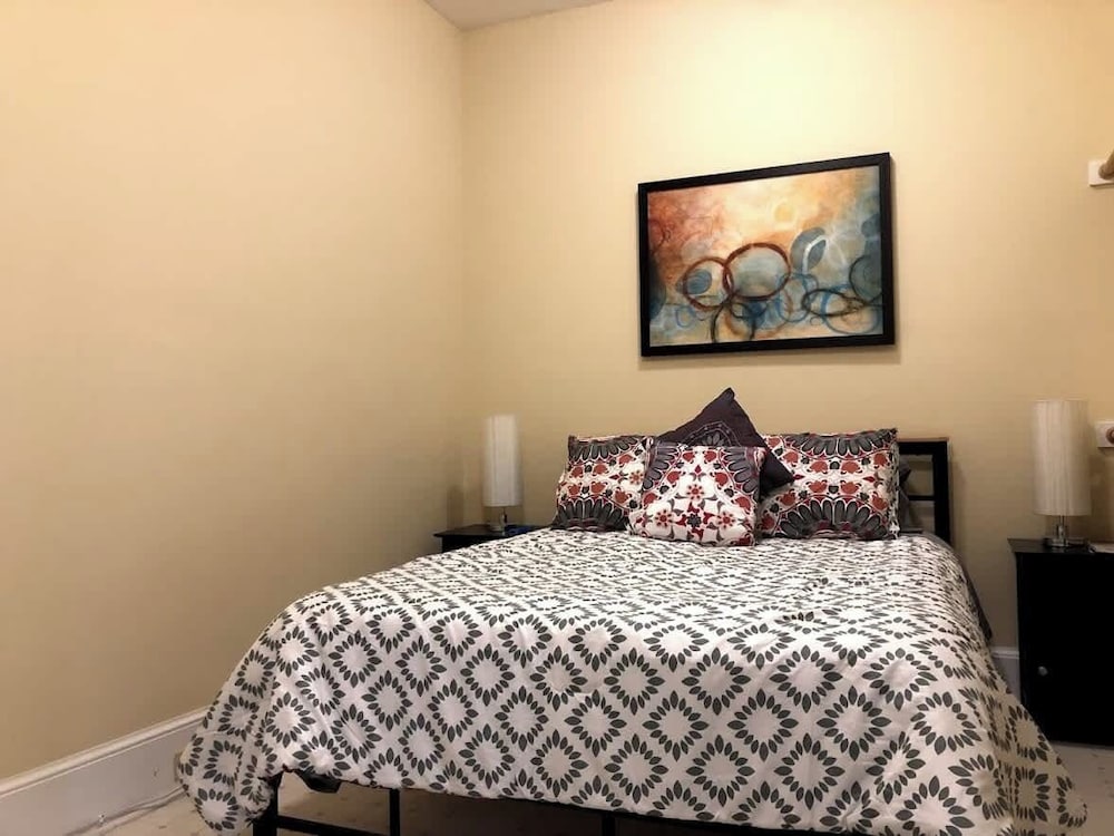 Spacious Private Bedroom In Downtown – 5 Min Walk - Roanoke, VA