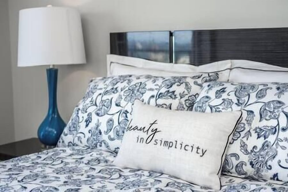 Downtown Luxury Condo Near Stampede/bmo Center/lrt/free Parking/gym - Calgary