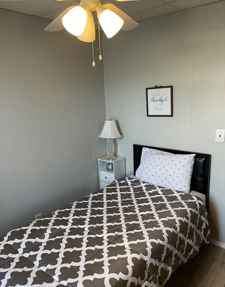 1 Block To The Beach! Firepit, 2 Bikes, Sleeps 4 - Two Rivers, WI