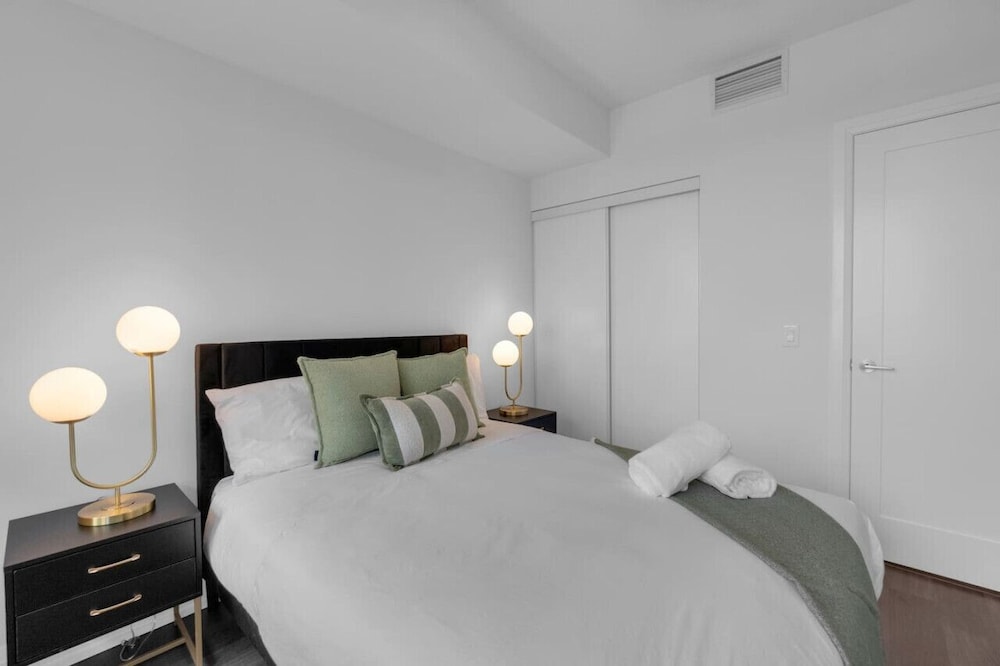 Luxury 2br - Pool/gym/sauna - 1 Min To Subway - Toronto