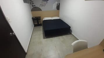 Quarto casal econômico | Escrivaninha, espaço de trabalho para notebook, Wi-Fi de cortesia