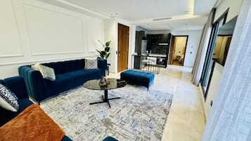 Apartamento superluxo, sacada, vista para o pátio | Área de estar | Smart TV 55 polegadas com canais digitais, Netflix