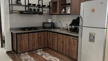 Apartamento Gallery | Cozinha privada | Um frigorífico/congelador grande, um micro-ondas, uma cafeteira/bule