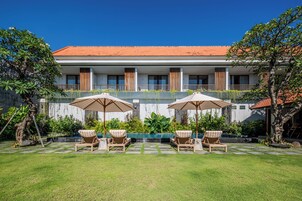Piscina exterior, guarda-sóis, espreguiçadeiras 