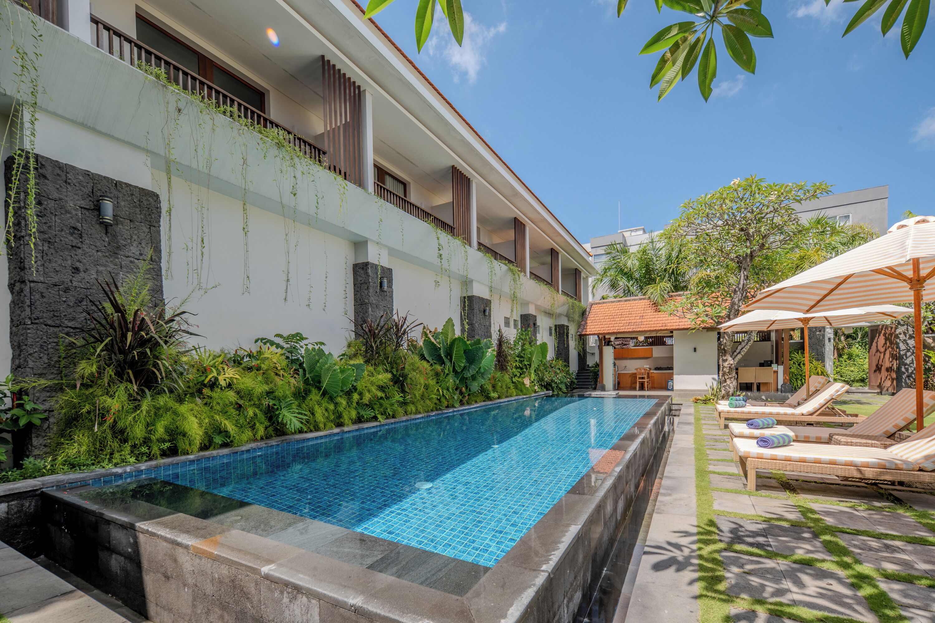 Piscina externa, guarda-sóis, espreguiçadeiras