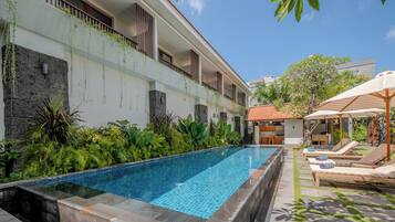 Piscina externa, guarda-sóis, espreguiçadeiras