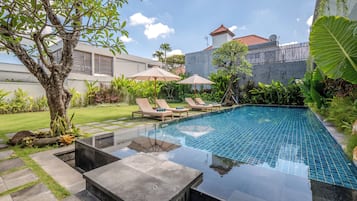 Piscina externa, guarda-sóis, espreguiçadeiras