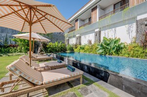 Piscina externa, guarda-sóis, espreguiçadeiras