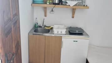 Quarto Duplo ou Twin Standard, varanda, vista para o mar | Cozinha privada | Um frigorífico, uma placa de cozinha, utensílios de cozinha