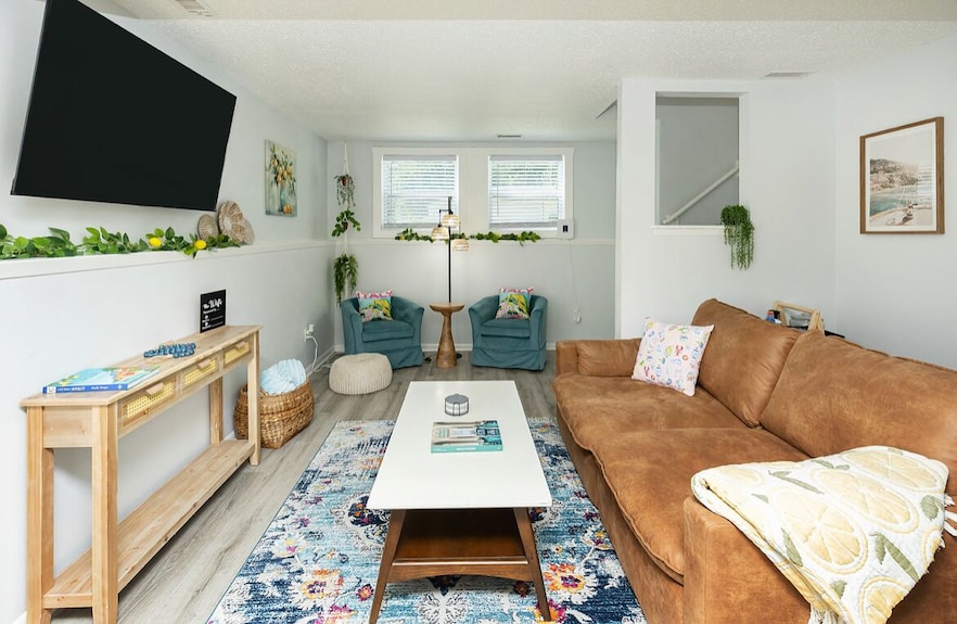 Little Italy In Dsm: 2 Bed 1 Bath Upgraded Townhome W/king Bed & Reading Nook - Des Moines