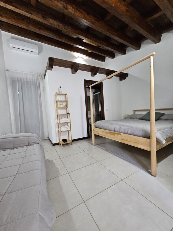 Quarto triplo luxo, sacada, vista para o pátio | Roupas de cama premium, edredons de pluma