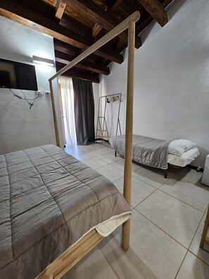 Quarto triplo luxo, sacada, vista para o pátio | Roupas de cama premium, edredons de pluma