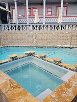 Piscina externa, funciona das 8h às 10h, guarda-sóis