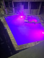 Piscina externa, funciona das 8h às 10h, guarda-sóis