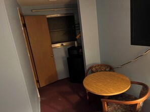 Quarto, 1 cama king-size, não fumadores | Secretária, Wi-fi grátis, roupa de cama fornecida