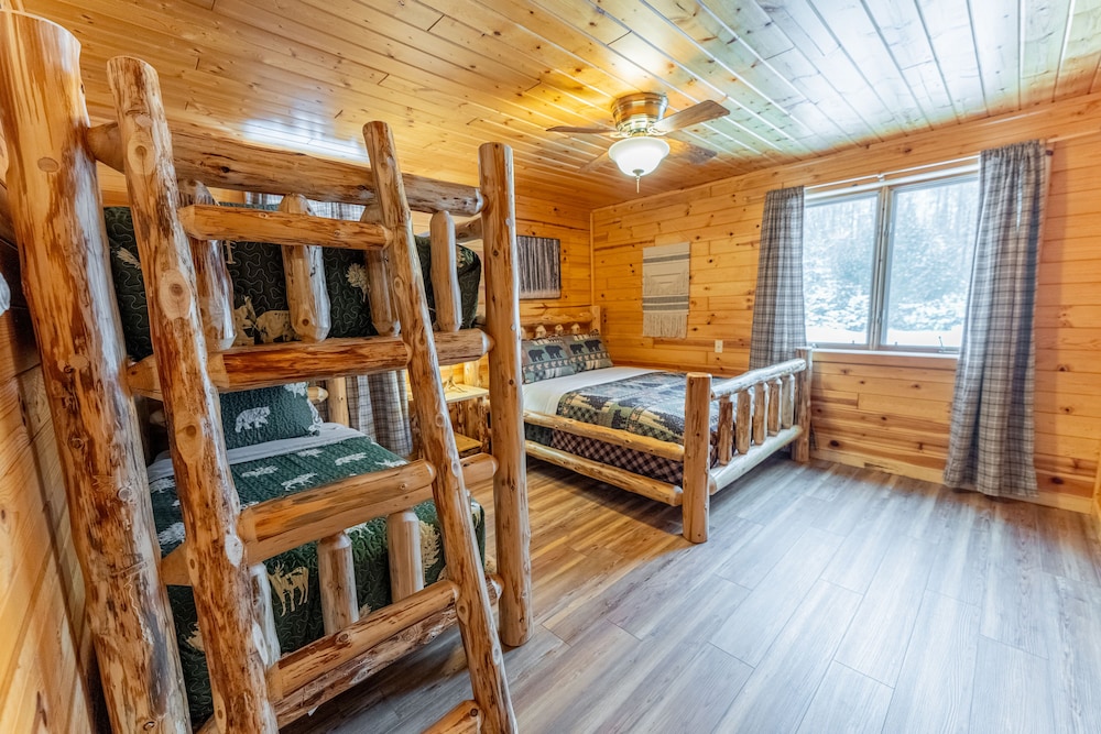 Cedar Pine Lodge & Trails End Barn: Explore The Great Outdoors – Orv Trails & Beaches Await! - Au Train, MI