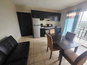 Apartamento tradicional, 1 quarto | Cozinha privada | Geladeira grande, micro-ondas, fogão, cooktop