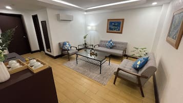 Suíte estúdio com design assinado | Área de estar | TV LED
