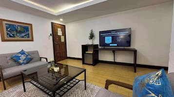 Suíte estúdio com design assinado | Área de estar | TV LED