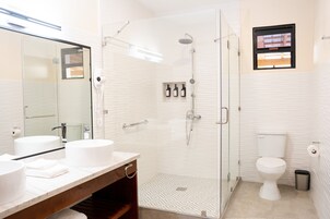 Estúdio, 1 cama King e sofá-cama, cozinha americana | Banheiro | Chuveiro, chuveiro com efeito de chuva, produtos de toalete grátis 