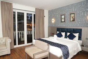 Suíte, 2 camas de casal, sacada, vista para a piscina | Roupas de cama premium, edredons de pluma