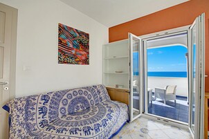 Penthouse Standard, vários quartos (Penthouse Azzurra Sea View Near Beach) | Sala de estar | Televisor de ecrã plano de 21 polegadas com canais por cabo 