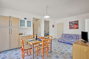 Penthouse Standard, vários quartos (Penthouse Azzurra Sea View Near Beach) | Sala de estar | Televisor de ecrã plano de 21 polegadas com canais por cabo 