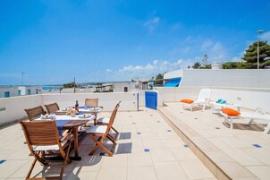 Cobertura standard, vários quartos (Penthouse Azzurra Sea View Near Beach) | Opções para refeição ao ar livre