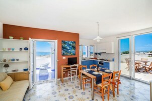 Penthouse Standard, vários quartos (Penthouse Azzurra Sea View Near Beach) | Sala de estar | Televisor de ecrã plano de 21 polegadas com canais por cabo 