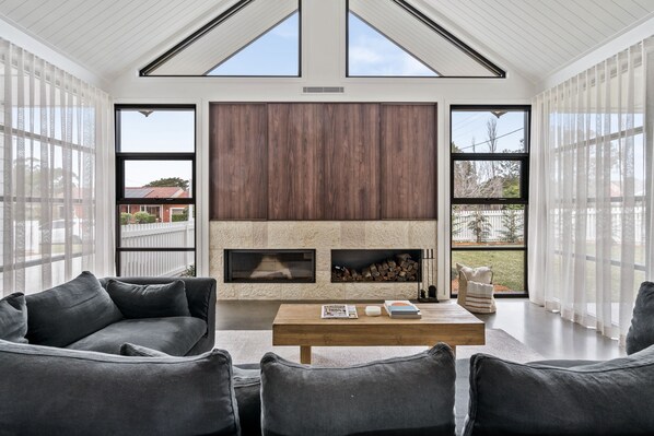 Casa superluxo, vista para o jardim | Área de estar | TV de tela plana 50 polegadas com canais digitais, lareira