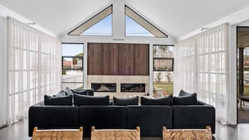 Casa de Luxo, vista para o jardim | Sala de estar | Televisor de ecrã plano de 50 polegadas com canais digitais, lareira