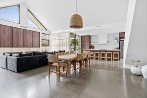 Casa superluxo, vista para o jardim | Área de estar | TV de tela plana 50 polegadas com canais digitais, lareira