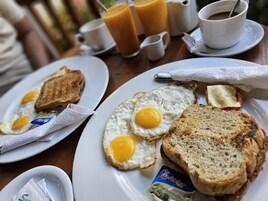 Café da manhã feito na hora todos os dias mediante uma taxa