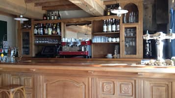 Quarto Clássico com Cama de Casal, casa de banho anexa | Bar (no alojamento)