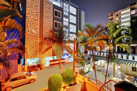 Fachada do alojamento. Yahweh Suites