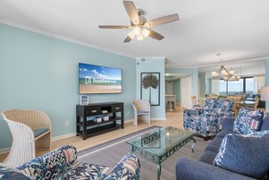 Apartamento Signature em Condomínio Fechado, 3 quartos, varanda, vista para a praia | Sala | Smart TV de 65 polegadas com canais por cabo