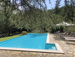 Piscina externa sazonal, espreguiçadeiras