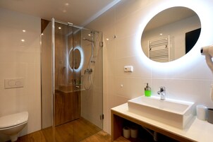 Apartamento superluxo | Banheiro | Chuveiro, secador de cabelo, toalhas de banho, sabonete