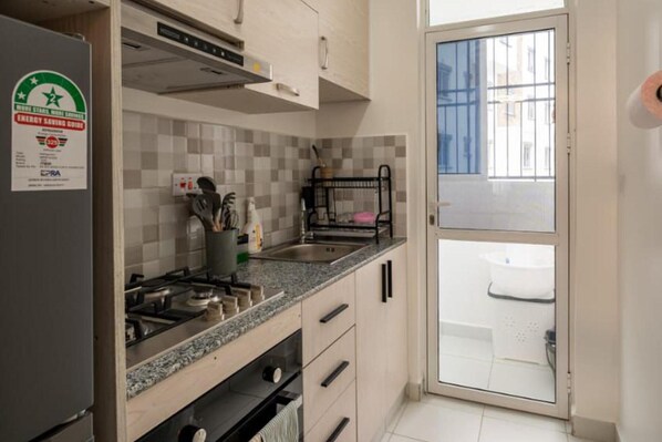Um frigorífico, um micro-ondas, um forno, uma placa de cozinha