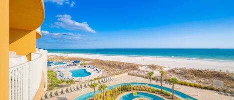 Apartamento em Condomínio Fechado, 2 quartos | Piscina | Piscina interior, piscina exterior