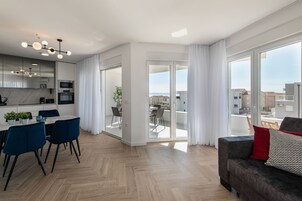 Apartamento luxo, 2 quartos, para não fumantes, acesso à piscina | Área de estar | Smart TV 80 cm com canais a cabo