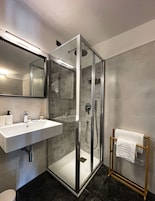 Quarto Duplo Standard | Casa de banho | Um polibã, um chuveiro fixo, artigos de higiene pessoal grátis