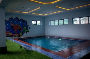 5 piscinas interiores