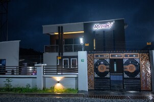 Fachada do alojamento (tarde/noite)