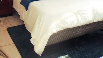 Quarto casal conforto, para não fumantes | Ferros/tábuas de passar roupa, Wi-Fi de cortesia, roupa de cama