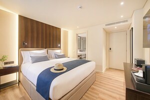 Roupas de cama premium, frigobar, cofres nos quartos