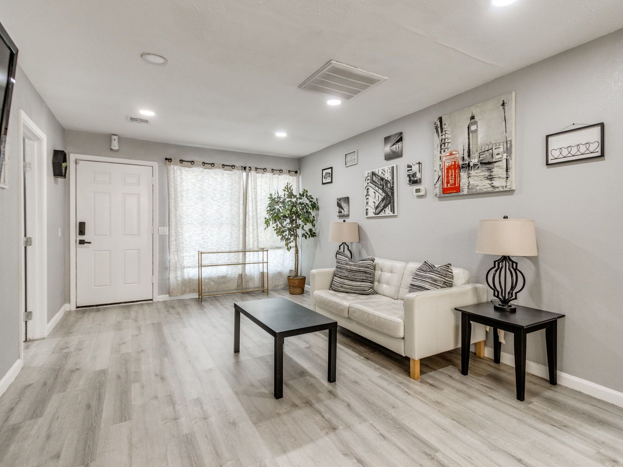 Experience Convenience And Comfort In This Cozy Fully Updated Modern Home! - Deep Deuce - Oklahoma City